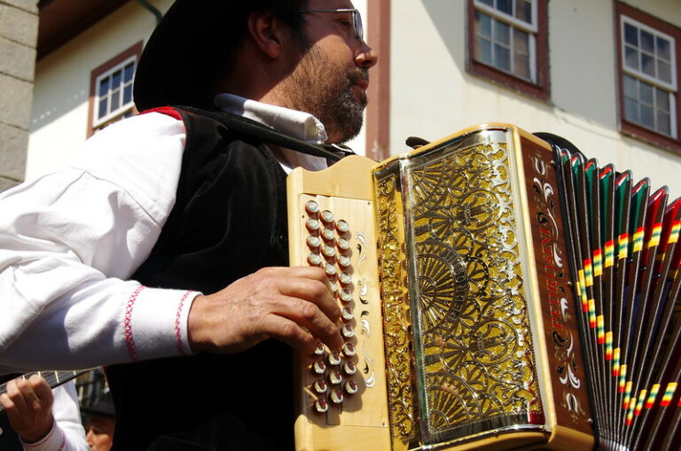 Let’s learn about Portuguese folk dance! - Portugal.com