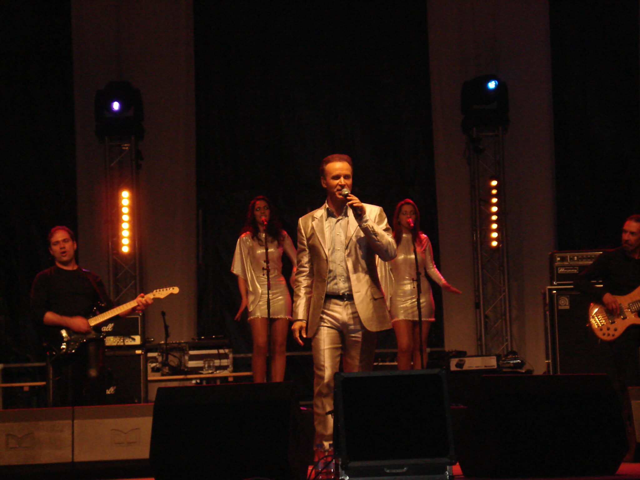 Pimba: The Cheeky and Playful Soundtrack to Portugal’s Santos Populares ...